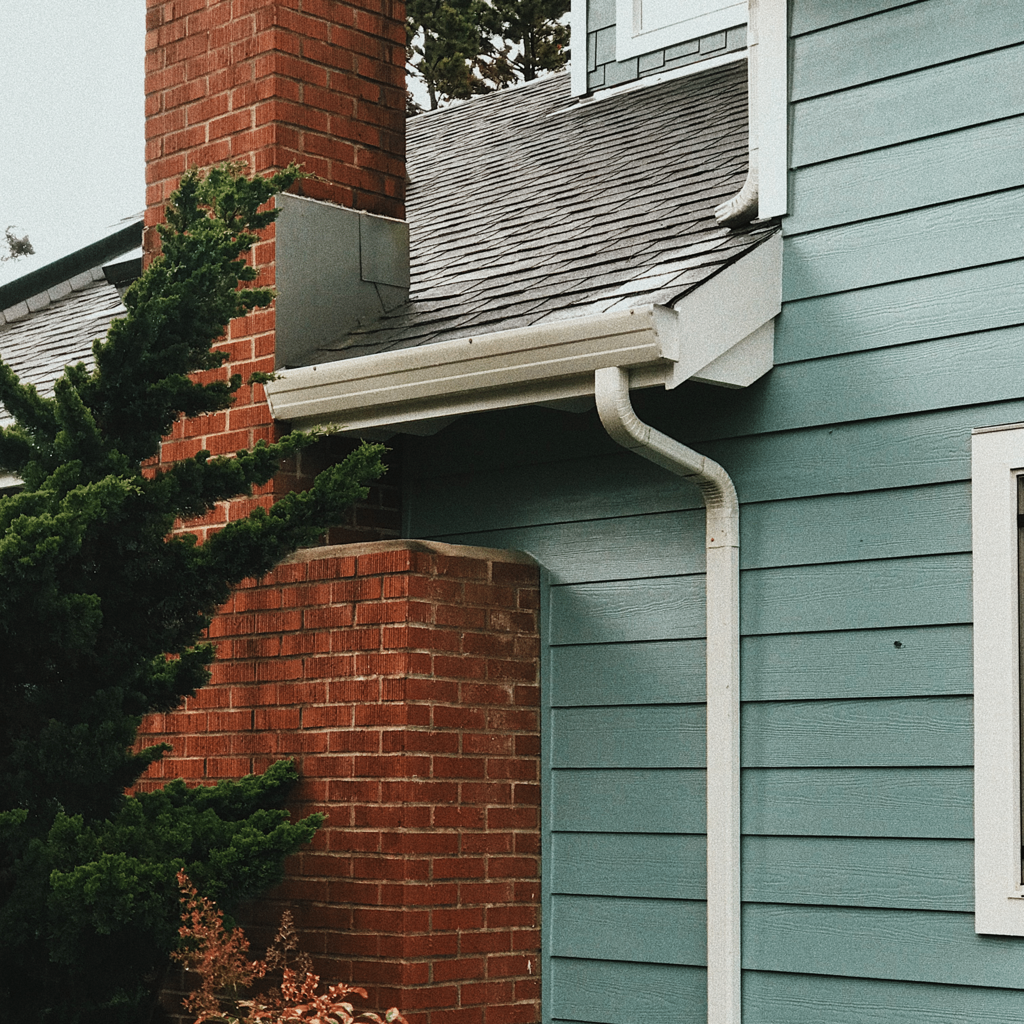 Essential Care Tips to Prevent Clogged Gutters - ARC Contracting
